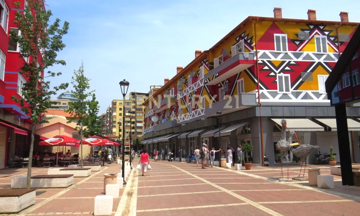 Shitet ambient komercial – pazari i ri - Tirane
